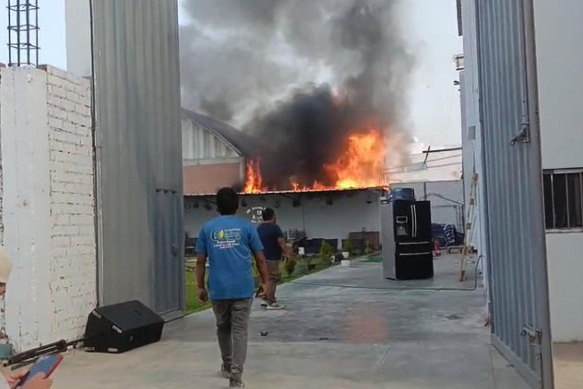 Incendio de gran magnitud se produce en Lurín tras explosión en almacén ...