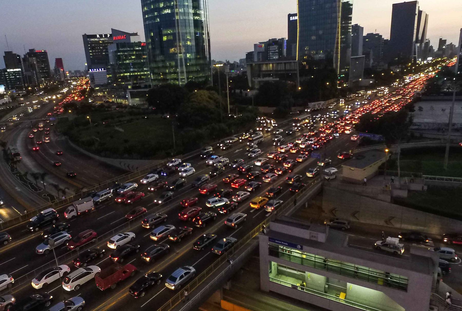 Conductores pierden más de 155 horas al año con el tráfico de Lima - ATV