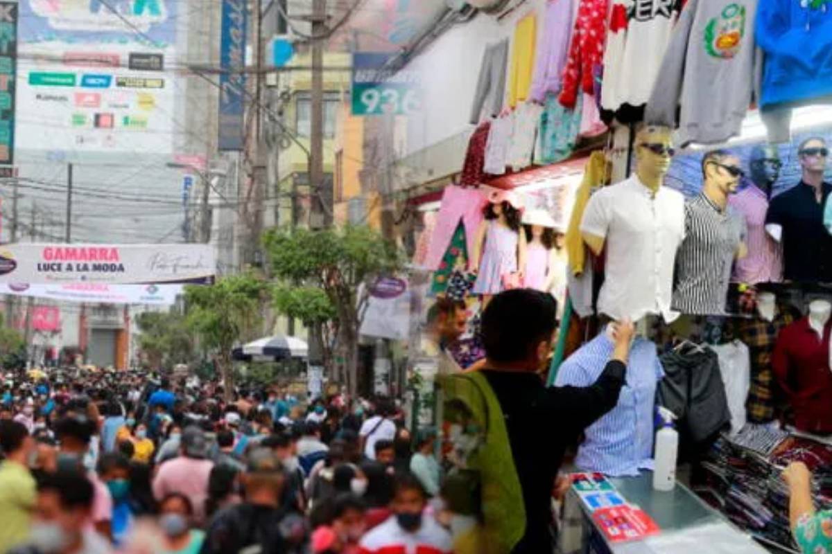 Los 'mañaneros de La Victoria': Ofertones de ropa desde los 5 soles por ...