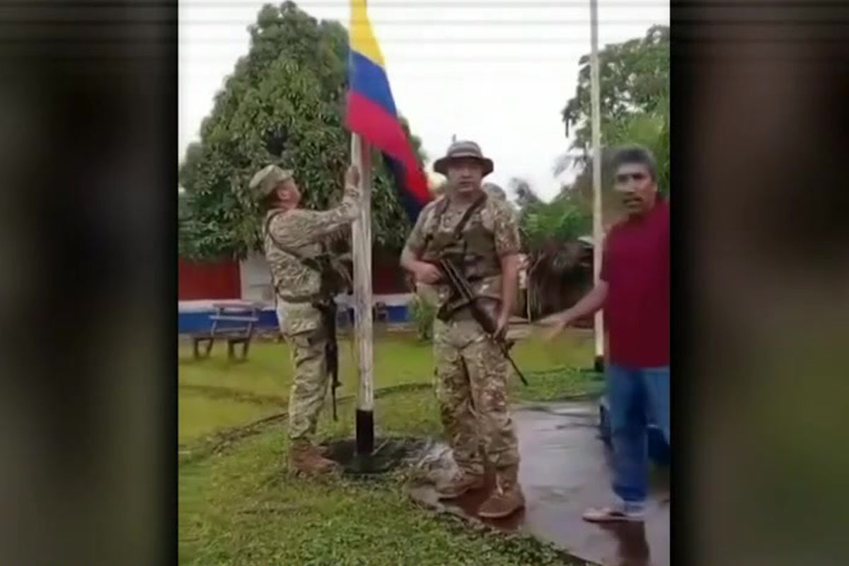 Colombianos izaron nuevamente la bandera de Colombia en Loreto ...