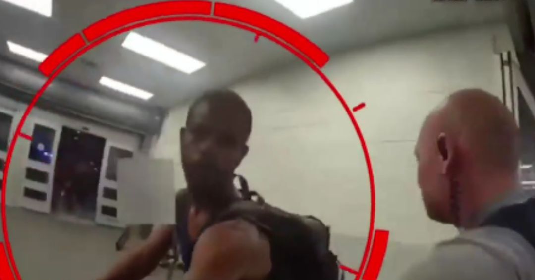 Pánico en supermercado de EE. UU. por ataque con machete a policías - ATV