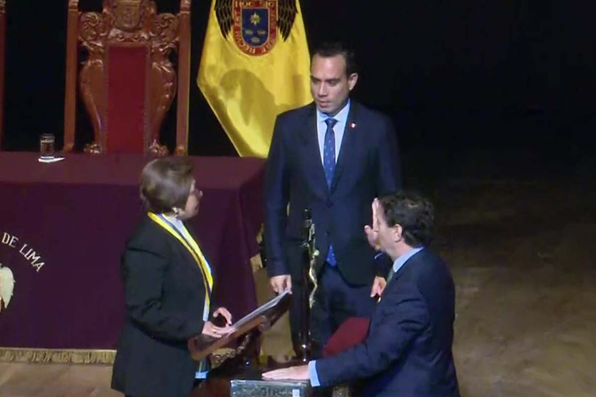 Renzo Reggiardo juramenta como alcalde de Lima al lado del presidente ...