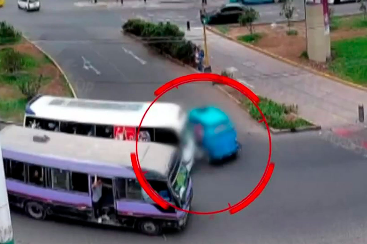 Mototaxi es impactada por una cúster: Chofer y pasajera sobrevivieron - ATV