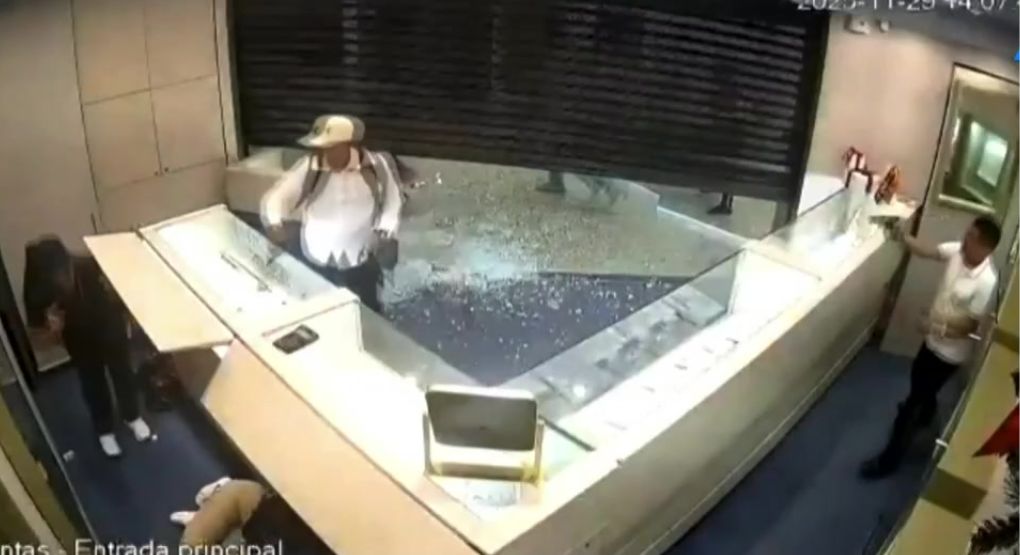Policía frustra millonario robo en joyería con intensa balacera - ATV