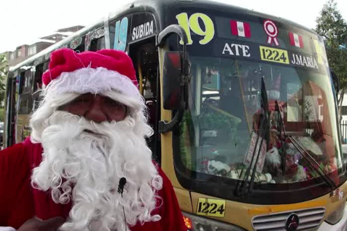 Bus con temática navideña recorre las calles de Lima ¡Con Papá Noel ...