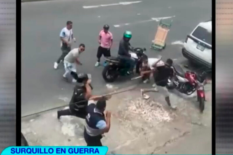 Brutal enfrentamiento entre fiscalizadores y ambulantes en la Av. Tomás ...