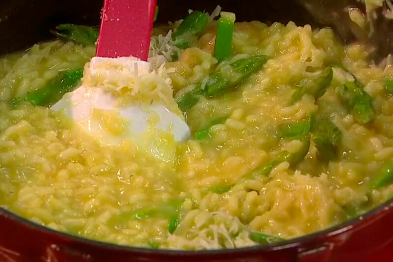 Así prepara Sandra Plevisani su cremoso risotto de espárragos y azafrán - ATV