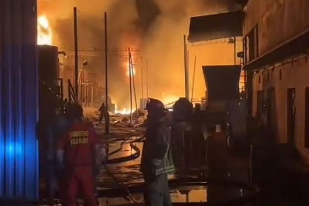 Incendio de gran magnitud se registra en una fábrica de plásticos en ...