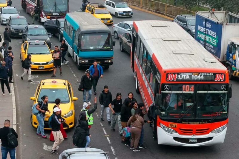 Transportistas anuncian paro el 2 de junio por alza de combustibles
