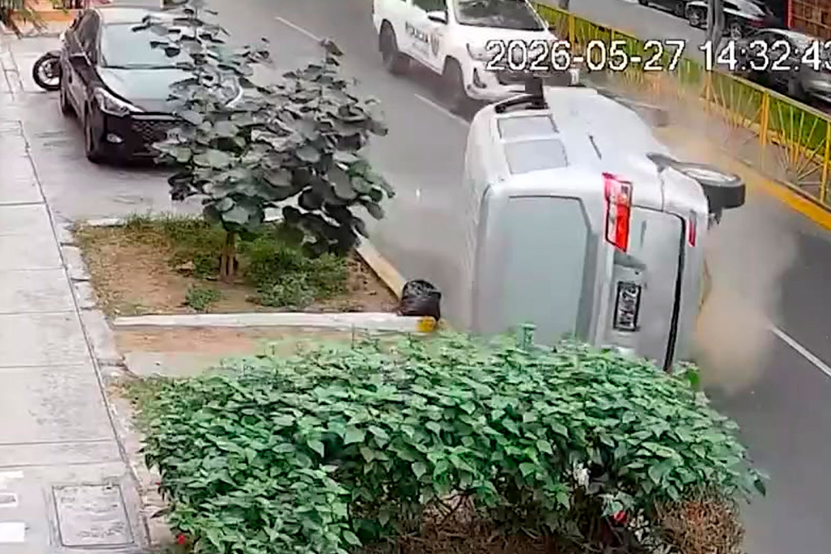 Persecución en SJL: minivan con delincuentes acaba volcada