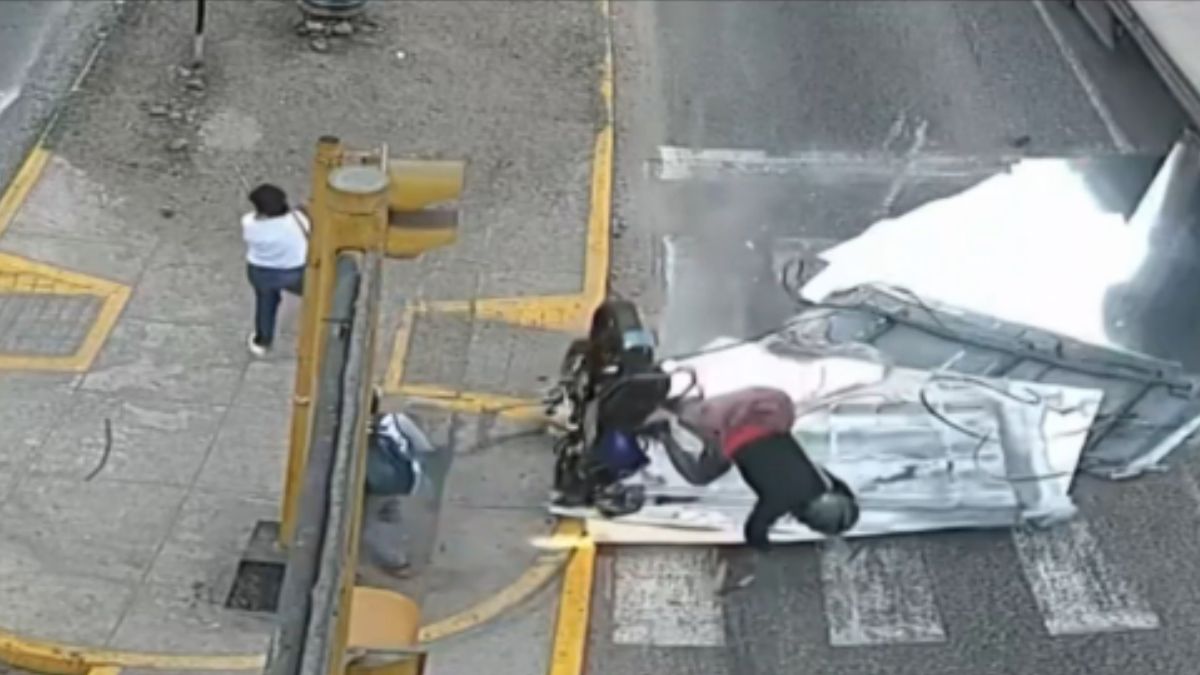Callao: motociclista sobrevive a caída de planchas - ATV