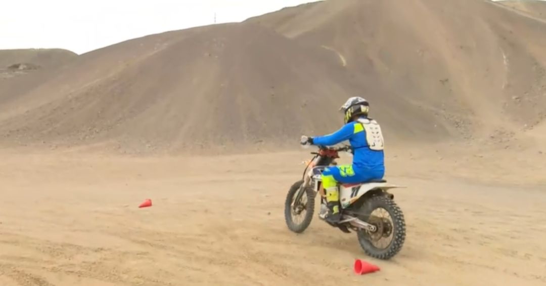 Reportero de Así de simple vive caída en motocross en vivo